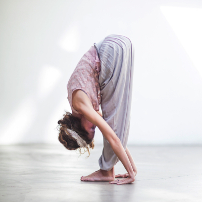 Dangling (Yin) - Yin yogahouding ⋆ Yoga Online