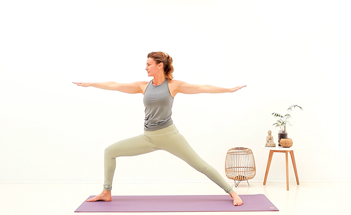Short intense Vinyasa flow - volg deze les op Yogatv ⋆ Yoga Online