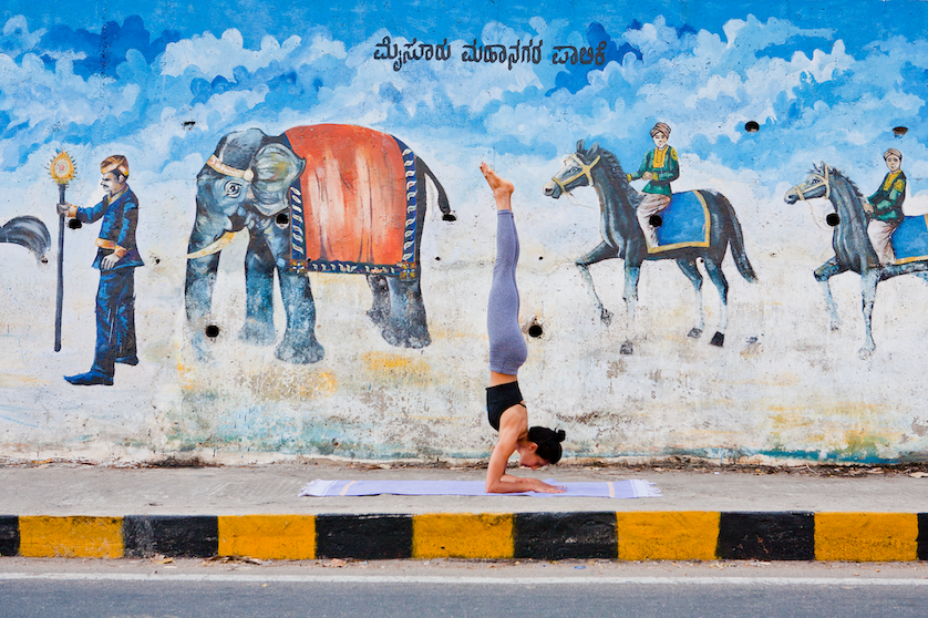 Het verhaal achter Pincha Mayurasana: versla je eigen demonen ⋆ Yoga Online