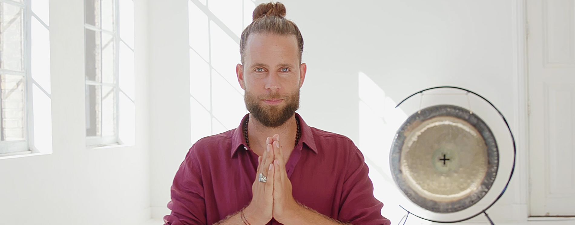 Yogapsycholoog en -docent Tim Schipper ⋆ Yoga Online